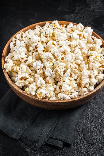 나무 접시에 소금에 절인 팝콘 흰색 배경입니다 위쪽 보기 가득 찬에 대한 스톡 사진 및 기타 이미지 가득 찬 가방 건강에 좋지 않은 음식 Istock