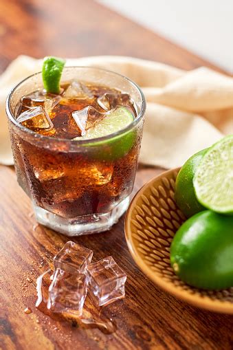 쿠바 리브레 또는 롱 아일랜드 아이스티 칵테일과 강한 음료 콜라 라임 얼음이 유리잔에 담겨 있습니다 0명에 대한 스톡 사진 및