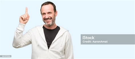중간 나이 남자 손가락 넘버 원을 모금 하는 운동복을 입고 가리키기에 대한 스톡 사진 및 기타 이미지 가리키기 긍정적인 감정 표현 남자 Istock
