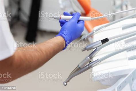 장갑을 낀 손은 치과 훈련을 받습니다 치과 의사 작업 과정 0명에 대한 스톡 사진 및 기타 이미지 0명 건강관리와 의술 드릴 Istock