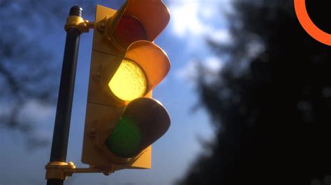 هل قطع الاشارة صفراء مخالفة في السعودية؟ دليل سيارة