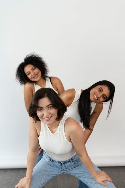 Junge Freundinnen genießen gemeinsame Zeit Kostenlose Foto