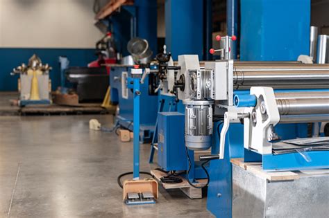 생산 롤링 도구 전기 기계 환기 및 배수 구에 대 한 생산 판금 용 공구 및 벤딩 장비 매장 내 제조 또는 시연 스탠드 도랑 인도에 대한 스톡 사진 및 기타 이미지 Istock