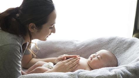 3 Manfaat Pijat Bayi yang Bunda Perlu Tahu