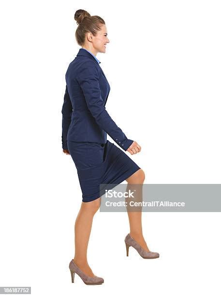 전체 길이 행복함 비즈니스 여성 인물 클라이밍 계단 오르기 갈색 머리에 대한 스톡 사진 및 기타 이미지 갈색 머리 미소 백인종 Istock