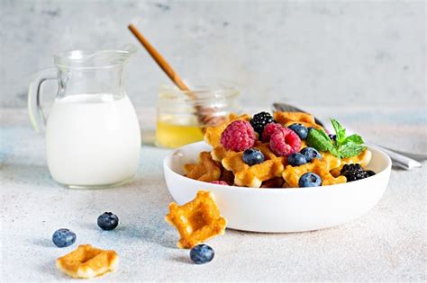 작은 와플 과플 우유와 아침 식사에 대 한 가벼운 배경에 흰색 그릇에 딸기와 함께 0명에 대한 스톡 사진 및 기타 이미지 Istock