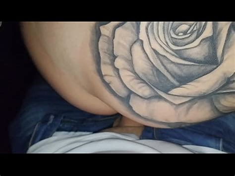 J ai obligé ma copine à sucer les bites d étrangers pendant que je pouvais la faire au gloryhole