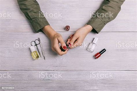 여성의 손은 매니큐어를 만들고 빨간 옻칠로 손톱을 페인트 가위에 대한 스톡 사진 및 기타 이미지 가위 꼭대기 네일 브러쉬 Istock