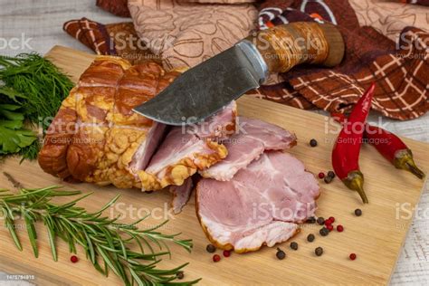 조각 칼 멀티 컬러 피망 붉은 고추 파슬리 딜 및 바질로 나무 도마에 얇게 썬 전통 햄 돼지 고기 간식의 개념 건강한 식생활에 대한 스톡 사진 및 기타 이미지 Istock