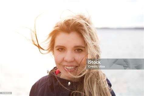 야외에서 바람에 날리는 긴 머리를 가진 여자의 아름 다운 햇살 초상화의 초상화 자유 바람을 즐기는 여자 가죽에 대한 스톡 사진 및 기타 이미지 Istock