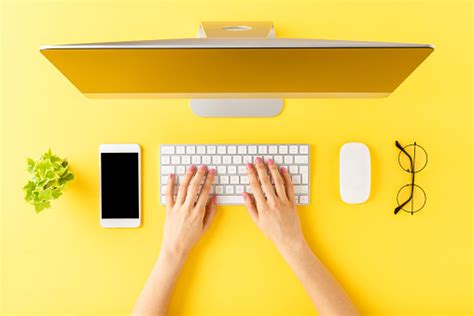 사무실 데스크톱 개념 노란색 배경에 비즈니스 액세서리와 컴퓨터에서 작업 하는 여자의 손 위쪽 보기 개념에 대한 스톡 사진 및 기타 이미지 Istock