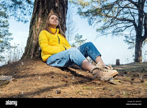 Portrait D Une Jeune Fille Souriante Et Heureuse Assise Dans Les Bois Sous Un Arbre Sant