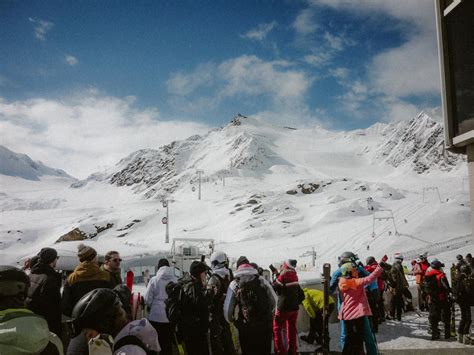 감기 겨울 겨울 관광 겨울 방학 고글 고산 지역 관광객 관중 구름 낀 하늘 눈 눈 덮인 눈 덮인 산 눈이 내리는 동계 스포츠 등산 레크리에이션