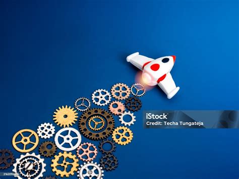 계획 관리 전략 중소기업 성공 및 목표 개념으로 사업 시작 로켓 또는 우주선은 파란색 배경에 고립 된 제트 연기로 많은 기계공 톱니 바퀴 기어를 가지고 비행합니다 0명에