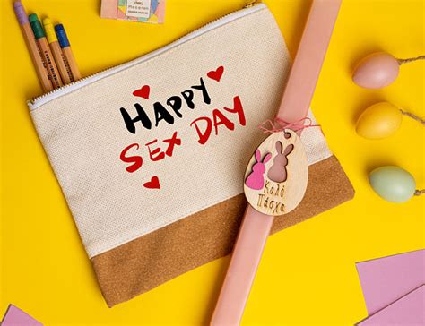 Happy Sex Day Λαμπάδα Με Τσαντάκι Νεσεσέρ Λαμπάδα Με Ξύλινο Στολίδι Και Τσαντάκι Νεσεσέρ