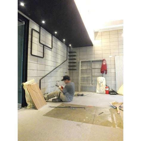 시온종합공사 — 실내 바닥과 전체적인 인테리어 철거 작업을 조심스럽게 완료하였습니다 금속 창문 창호 샷시