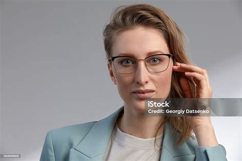 멋진 사랑스러운 슬림 달콤한 사랑스러운 사랑스러운 매력적인 Winsome 명랑 한 똑똑한 똑똑한 똑똑한 물결 모양의 여성 감동 안경 위에 회색 파스텔 배경 경영자에 대한