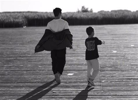 吴京晒父子旷野大片 儿子紧搂爸爸脖子温馨治愈 搜狐大视野 搜狐新闻