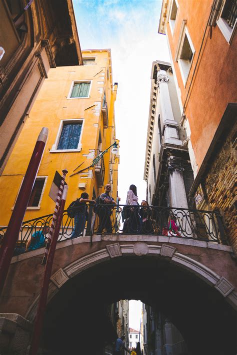 집 밖의 거리 거리 사진 건축 경치 좋은 전망 관광 관광객 다리 다리 건너기 다리 건축 도시 도시 관광