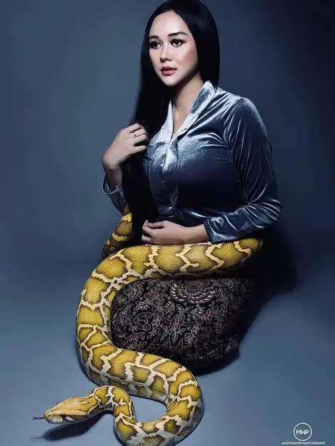 Manusia Setengah Ular