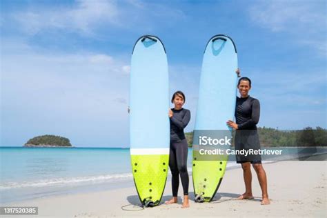 함께 해변에 서 서핑 보드를 들고 잠수복에 아시아 부부의 초상화 2명에 대한 스톡 사진 및 기타 이미지 2명 건강한 생활방식 남성 Istock