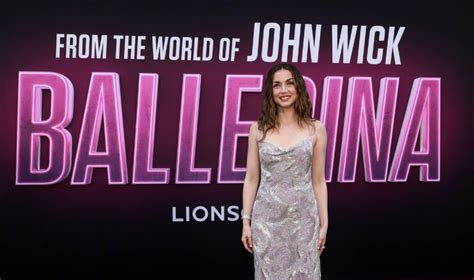 《疾速追杀：芭蕾杀姬》洛杉矶首映，基努·里维斯携女友亮相首映礼 腾讯新闻