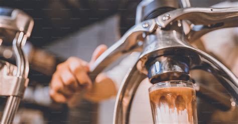 빈티지 카페에서 신선한 커피의 뜨거운 음료를 만드는 전문 바리스타 브라운 아로마 핫 에스프레소 한 잔 아침을 위한 음료