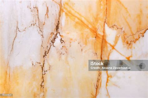 텍스처 배경입니다 추상적인 선 패턴이 있는 노란색 갈색 및 베이지 색 의 배경 색 파도 그것은 내부 외부 가정 장식 및 세라믹 타일 표면 벽지에 사용할 수 있습니다 0명에