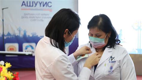 ДАРХАН ХОТЫН 60 ЖИЛИЙН ОЙН БАЯРААР БАГШ АЖИЛТАН АЖИЛЧИДЫГ ШАГНАЖ УРАМШУУЛЛАА