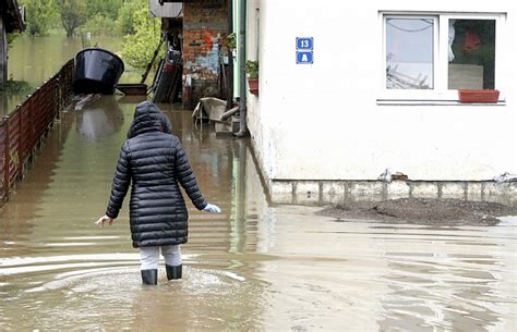 Бури и проливни дъждове причиниха наводнения в Босна