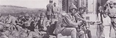 手足の吹き飛ばされた遺体、ぎこちない笑顔の日本兵と子どもたち…戦前の「検閲済」絵はがきにのぞく“大日本帝国” 76年目の「終戦」 文春