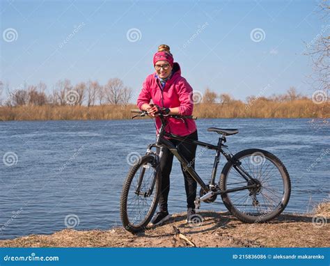 молодая красивая девушка на велосипеде на природе Стоковое Фото изображение насчитывающей