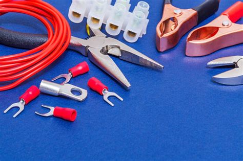 키트 예비 부품 및 도구 수리 전에 준비된 전기용 빨간색 와이어 또는 파란색 작업장 테이블에 설정 0명에 대한 스톡 사진 및 기타 이미지 Istock