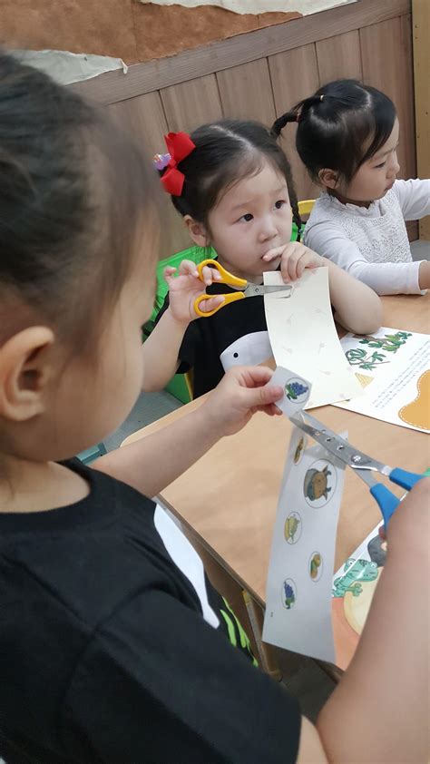 인내 마지막 시간~열심히 만들기하는 작은 손들이 앙증맞고 귀엽죠ㅎ 정다운 선교원 좋은나무 성품학교