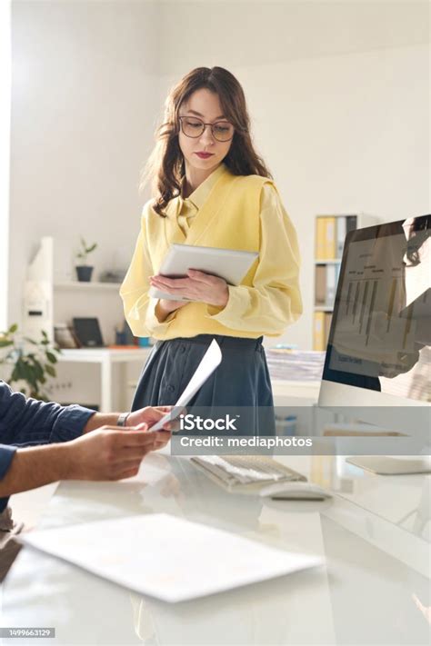 사무실에서 태블릿 Pc로 일하는 여성 사업가 남자 사업가에 대한 스톡 사진 및 기타 이미지 남자 사업가 2명 계획 Istock