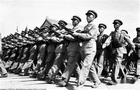 老照片：1950年国庆节 北京天安门前的盛大阅兵式 知乎