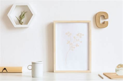 육각형 모양의 갈색 모형 포스터 프레임 디자인 사무실 액세서리 용품 노트북 및 공기 식물이있는 현대적이고 세련된 홈 인테리어 미니멀 한 홈 오피스 장식 템플릿 0명에 대한