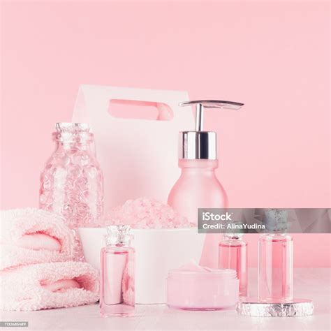 에센셜 오일 목욕 소금 크림 액체 비누 섬세 한 파스텔 핑크 배경 근접 촬영 광장에서 목욕 및 스파 화장품 제품 0명에 대한 스톡 사진 및 기타 이미지 Istock