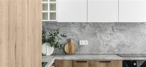 나무와 흰색 표면 녹색 의자 및 세라믹 꽃병의 유칼립투스가있는 현대적인 미니멀 한 주방 및 식당 인테리어 심미적 인 심플한 인테리어 디자인 개념 디자인에 대한 스톡 사진 및