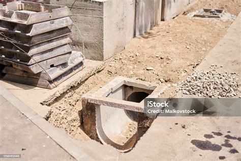 빗물 시스템용 콘크리트 맨홀 및 배수관 설치 건설 현장의 콘크리트 맨홀 구조물에 트렌치 배수구를 연결합니다 우수 및 지하