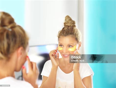 노화 방지 눈 치료 얼굴 마스크를 적용 하는 그의 언더 아이 주름을 돌보는 여자 다크 서클눈 패치 45 49세에 대한 스톡 사진