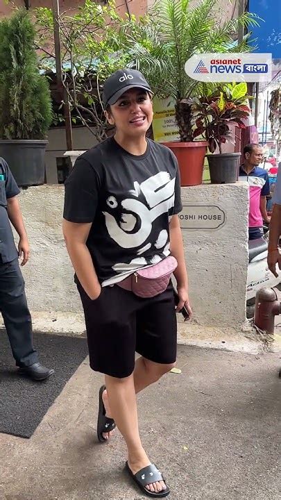 Huma Qureshi বান্দ্রার একটি রেস্তোরাঁয় ক্যামেরাবন্দি হুমা কুরেশি