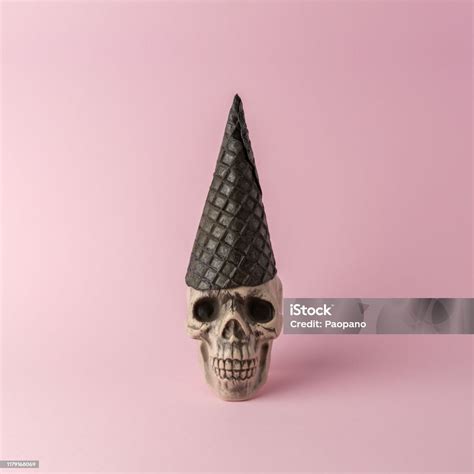 분홍색 배경에 검은 색 아이스크림 콘으로 만든 마녀 모자와 할로윈 두개골 머리 할로윈 최소한의 개념입니다 10월에 대한 스톡 사진 및 기타 이미지 Istock