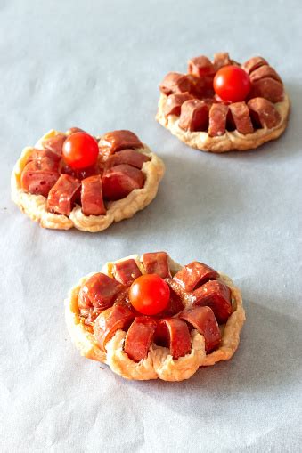 소시지와 체리 토마토와 퍼프 페스트 리 미니 파이 베이킹 종이 배경입니다 건강한 식생활에 대한 스톡 사진 및 기타 이미지