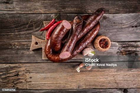 나무 소박한 테이블에 훈제 소시지 전통적인 방법으로 생산 된 유기농 농장에서 천연 제품 텍스트에 대한 메뉴 배너 공간 반짝이는에