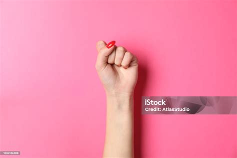 분홍색 배경에 빨간 손톱을 가진 여자 손 텍스트를위한 공간 주먹에 대한 스톡 사진 및 기타 이미지 주먹 여자 매니큐어 미용술 Istock