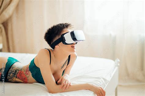 Foto De Sexy Woman In Underwear Using Vr Glass In Bed Virtual Reality