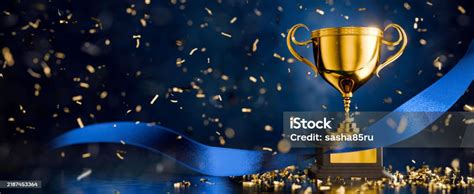1등상 승리를 위한 트로피 사이버 스포츠 1위 경쟁 비디오 게임 우승자의 반짝이는 금잔은 경쟁에서의 승리와 성공을 상징합니다 3d 렌더링 승리 동작 활동에 대한 스톡 사진