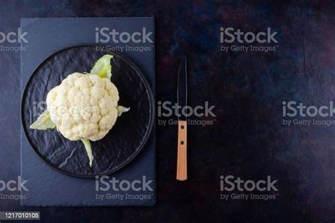검은 접시에 콜리플라워 검은 배경에 유기 콜리플라워 비건 음식 Minimalism 복사 공간 검정색 배경에 대한 스톡 사진 및 기타 이미지 Istock