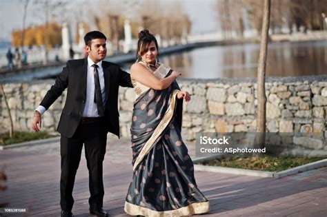 사리에 여자와 남자 정장에서의 우아하고 세련 된 인도 친구 커플 여자에 대한 스톡 사진 및 기타 이미지 여자 춤 파키스탄 Istock